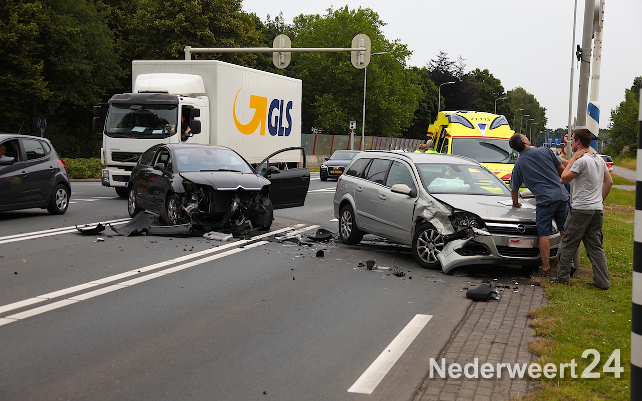 Ongeval Ringbaan-Noord bij stoplichten Boshoven - Nederweert24