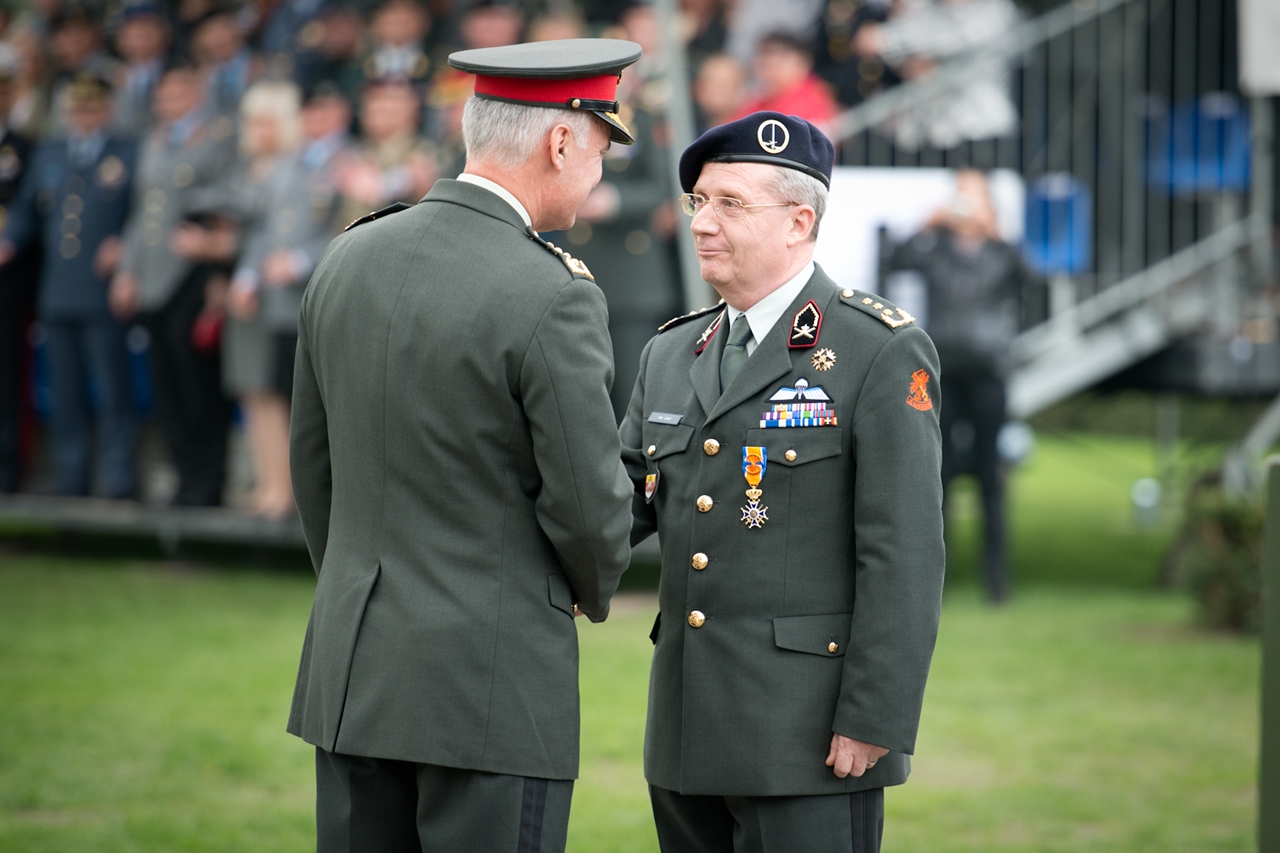 Luitenant-generaal Ton van Loon uit Nederweert in Münster Koninklijk ...