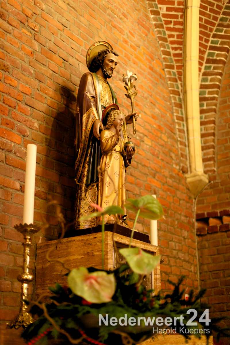 Kerstversiering kerk Ospel - Nederweert24