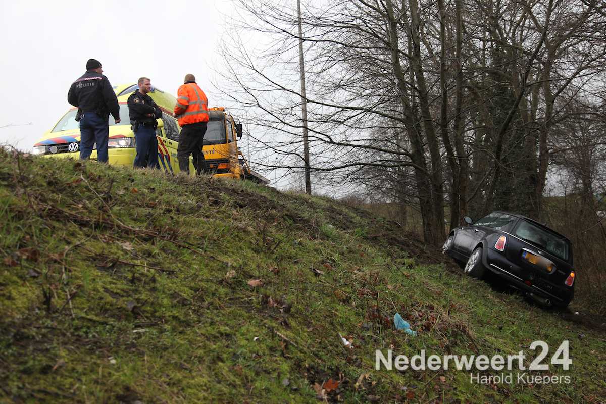 Auto schiet van talud af - Nederweert24