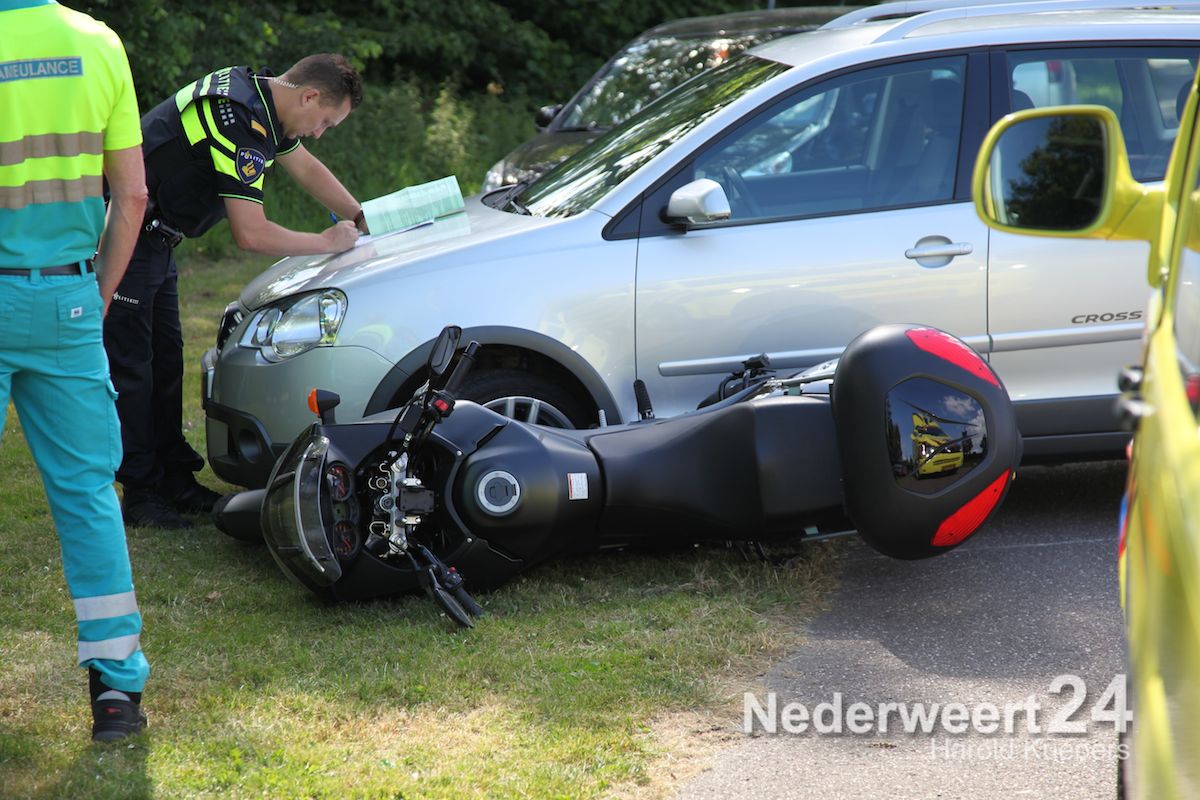 Ongeval auto met motor (Foto’s) - Nederweert24
