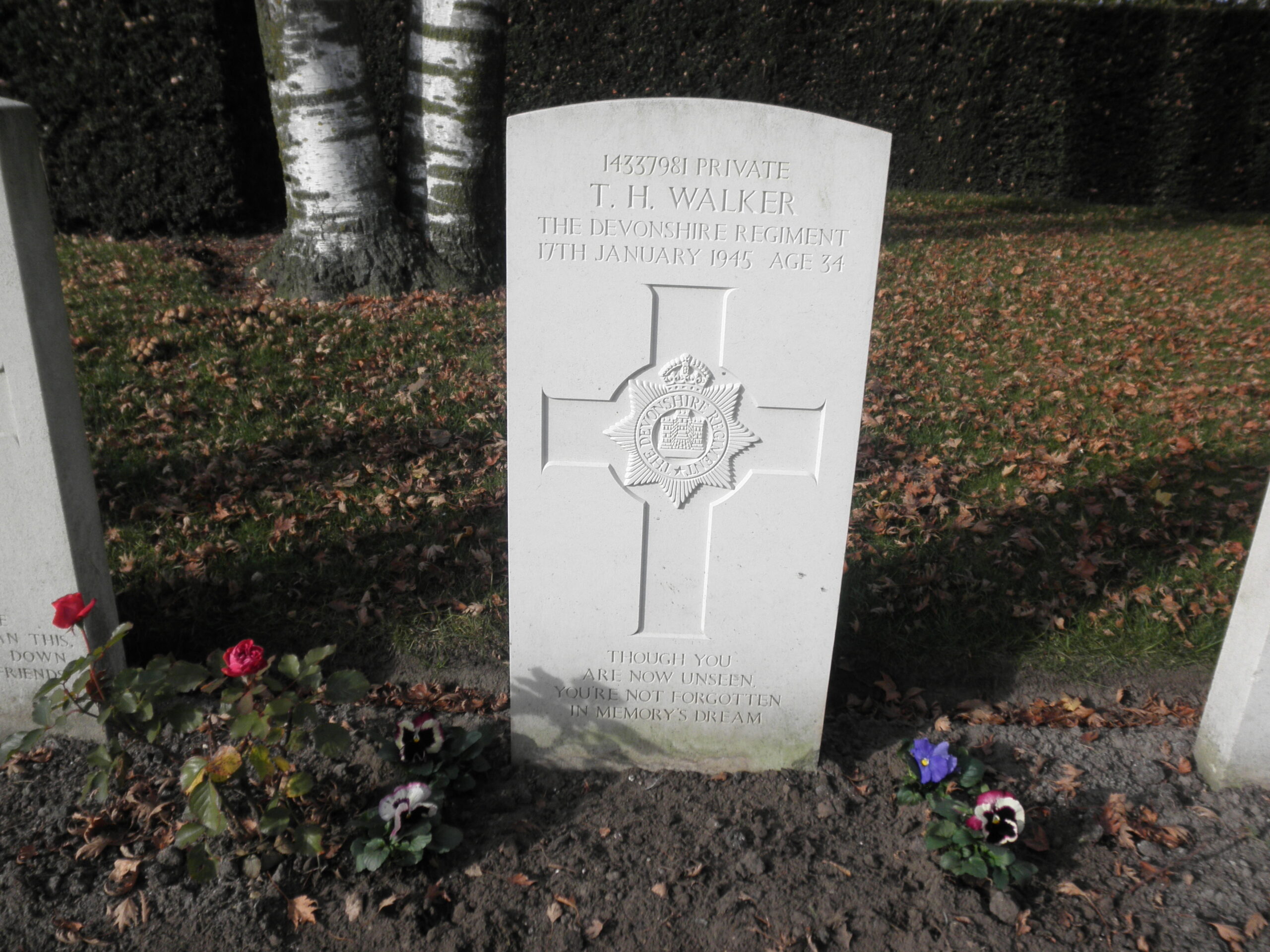 Allan Walker uit New Zealand legt krans op graf van zijn vader ...