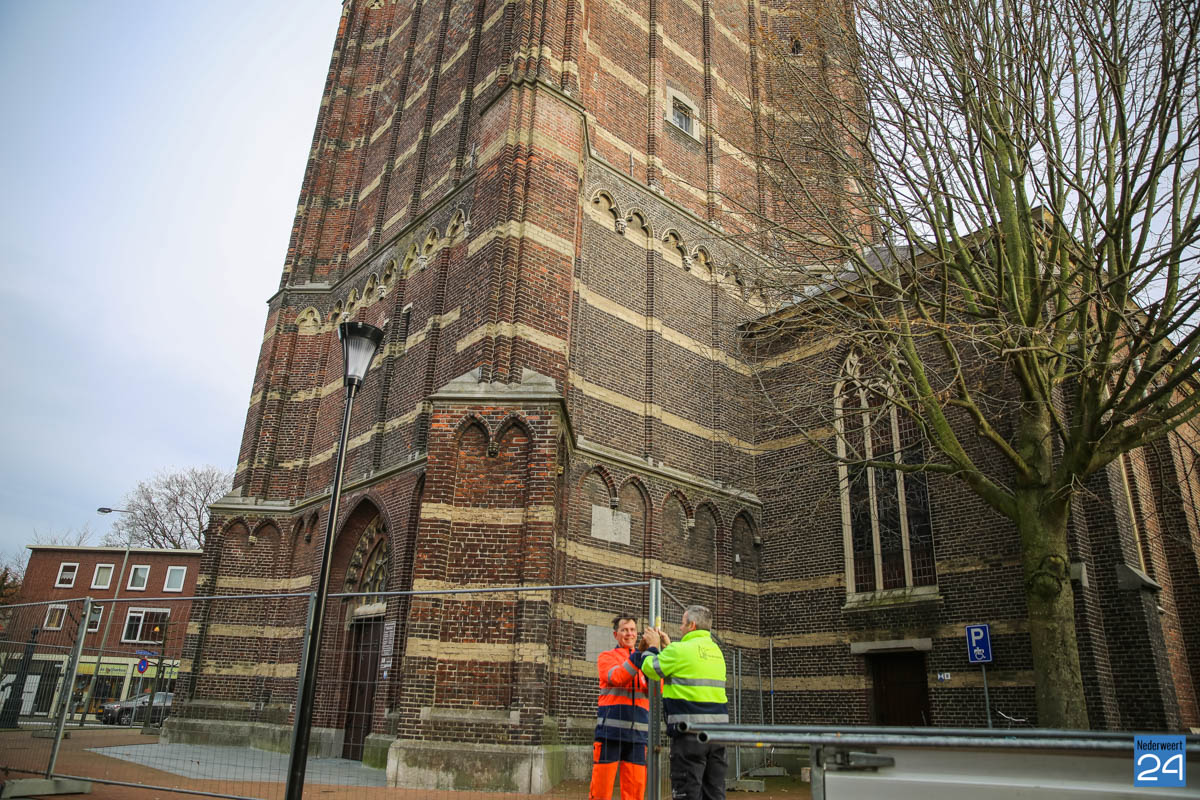 Brokstukken onder toren St. Lambertuskerk Nederweert - Nederweert24