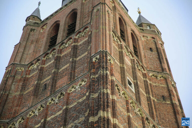 Inspectie van toren St. Lambertuskerk, tijdelijke afsluiting gedeelte ...