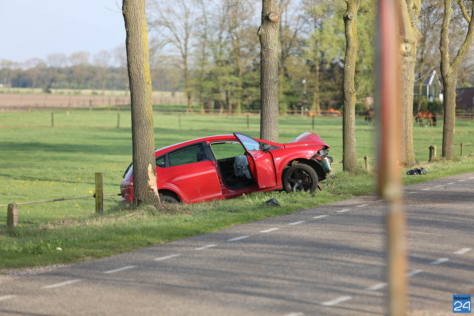 Auto hard uit de bocht - Nederweert24