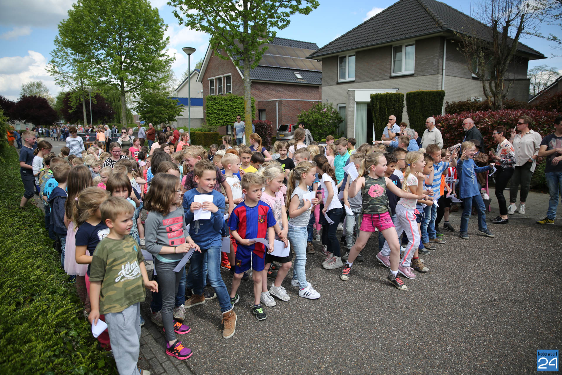 Sponsorloop OBS de Klimop onder stralend zonnetje (Foto's) - Nederweert24