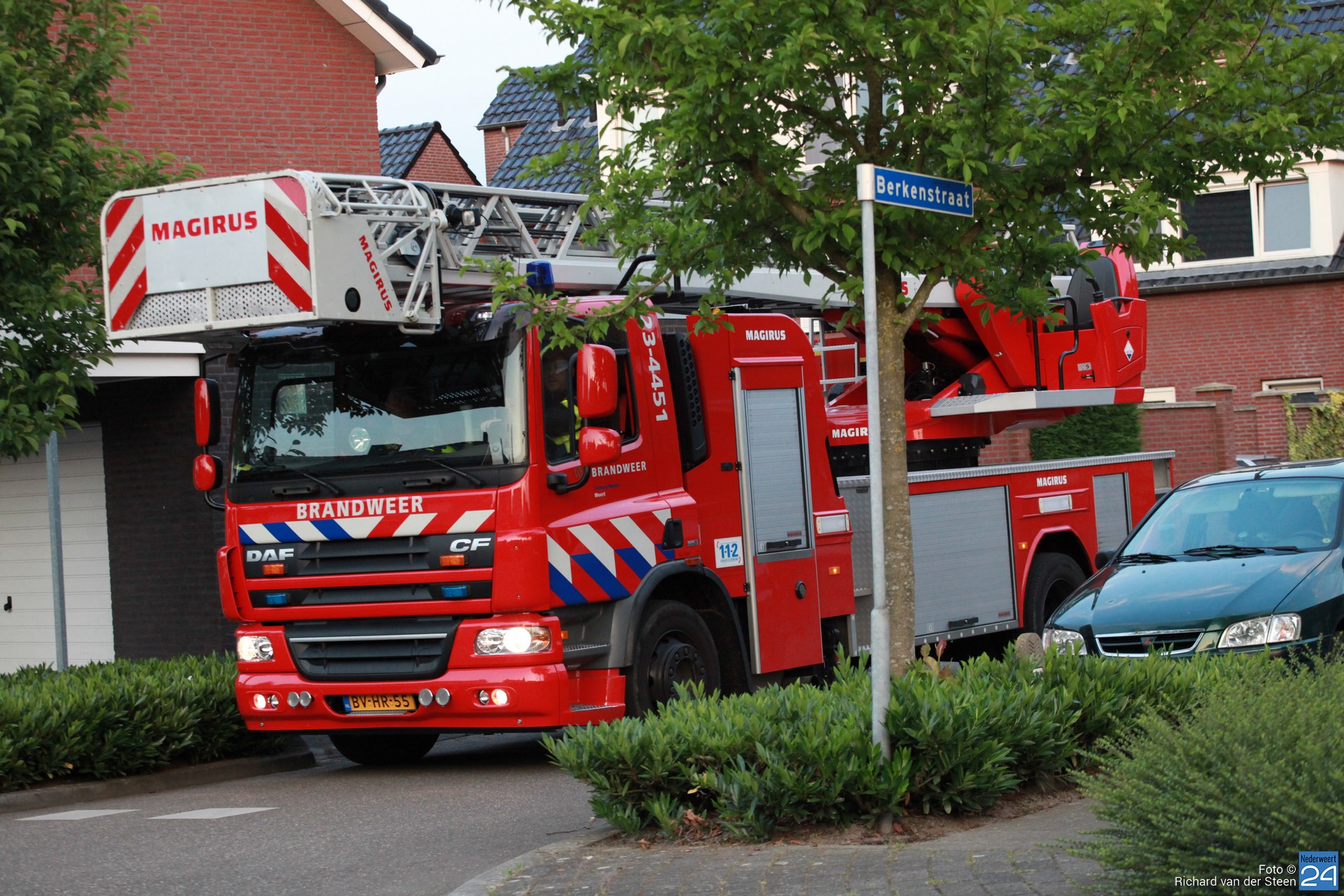 Brandweer redt zwaluw in Nederweert - Nederweert24