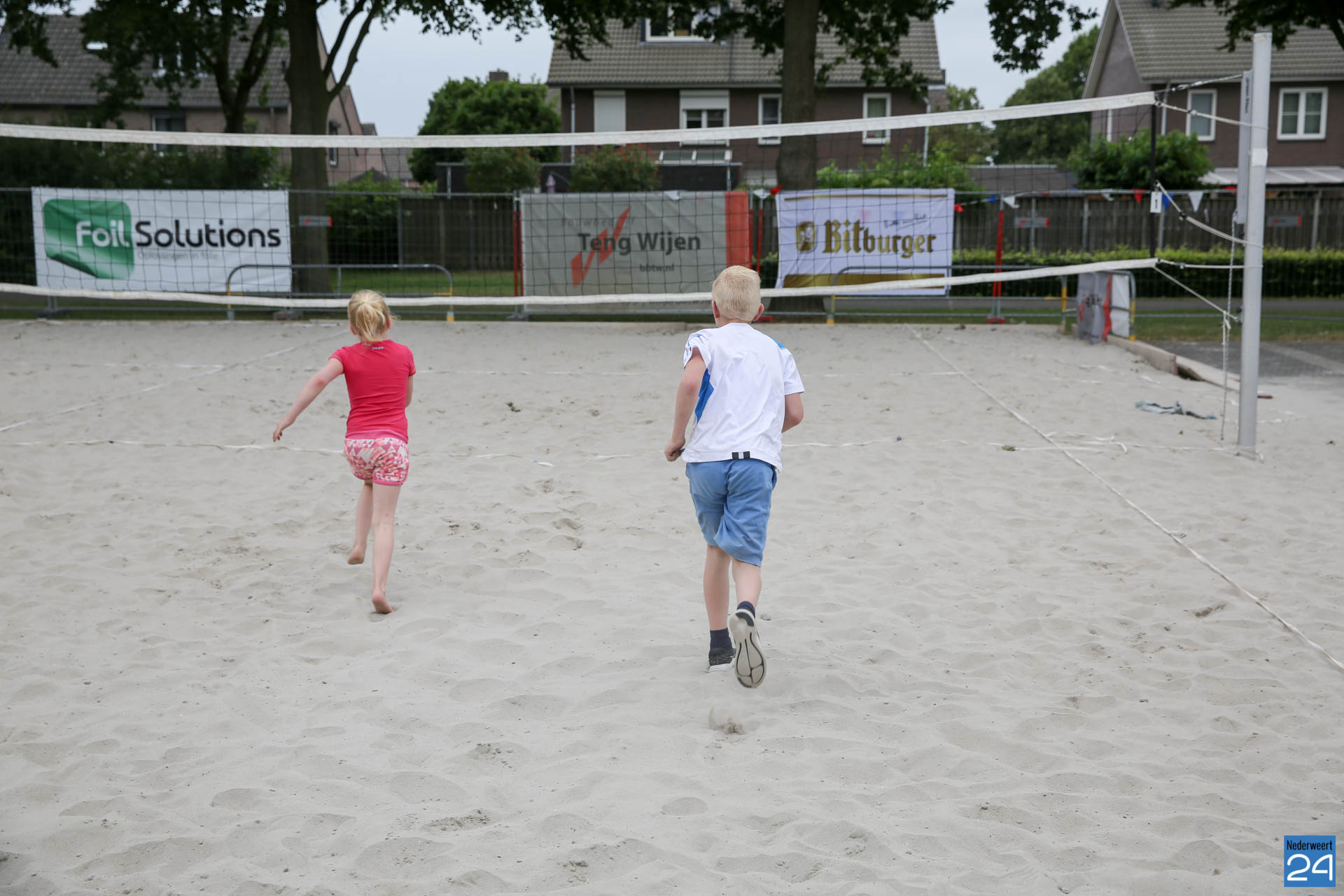 Handbal op het strand van Nederweert (Foto's) - Nederweert24