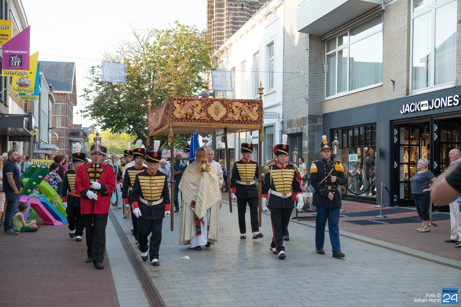 Sacramentsprocessie Weert (Foto's) - Nederweert24