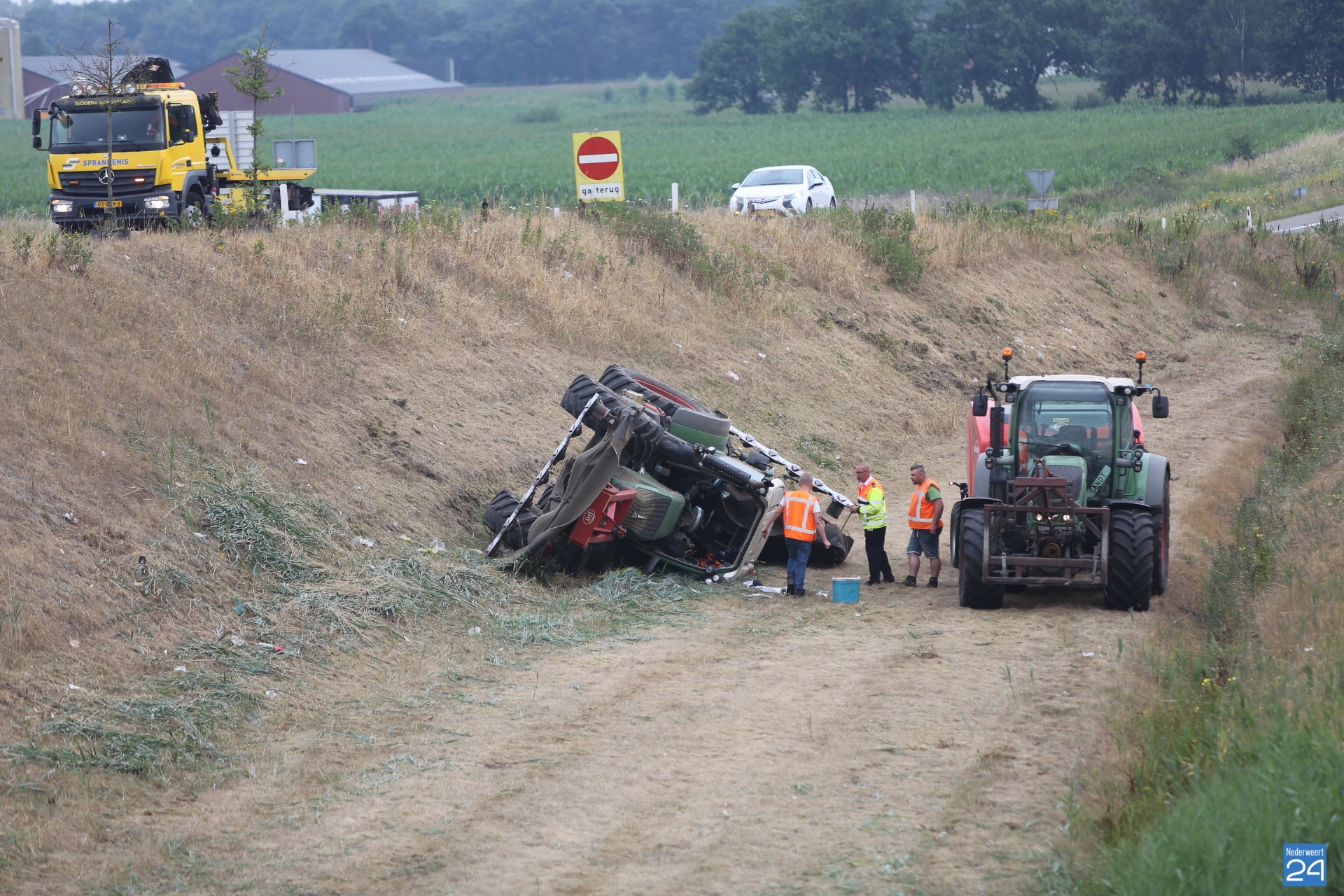 Maaimachine kiept om langs A2 - Nederweert24