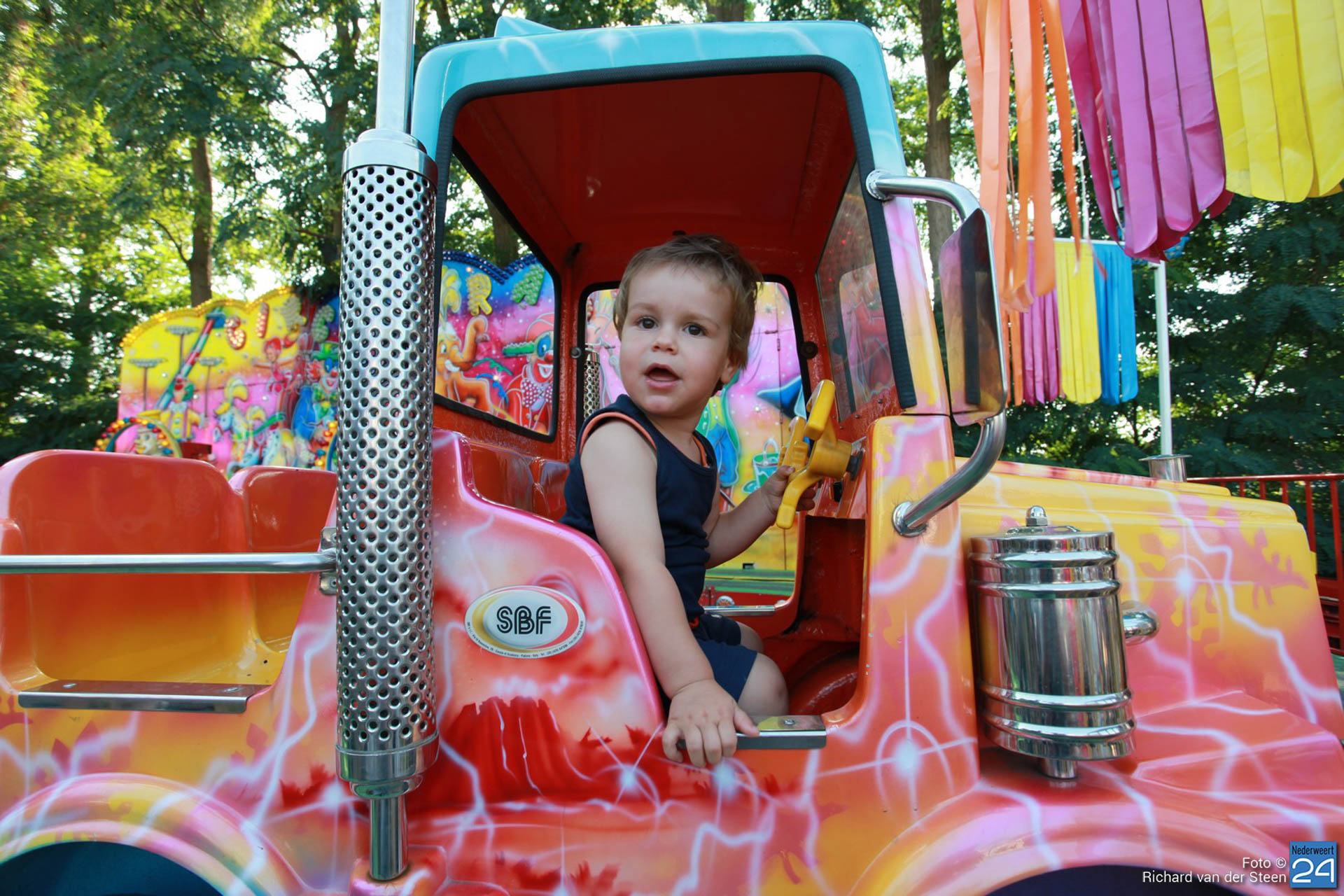 Zwieren, zwaaien rondjes draaien op de kermis in Nederweert (Foto's ... Zwieren, zwaaien rondjes draaien op de kermis in Nederweert (Foto's ...