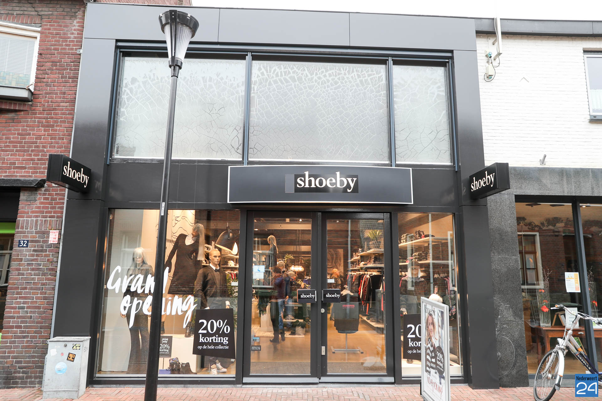 Cindy trots op de nieuwe look & feel van Shoeby (Foto's) - Nederweert24