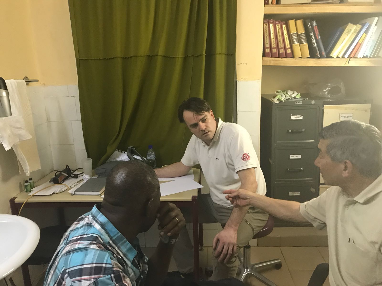 Eerste operatiedag van orthopeed Frank en zijn team - Nederweert24