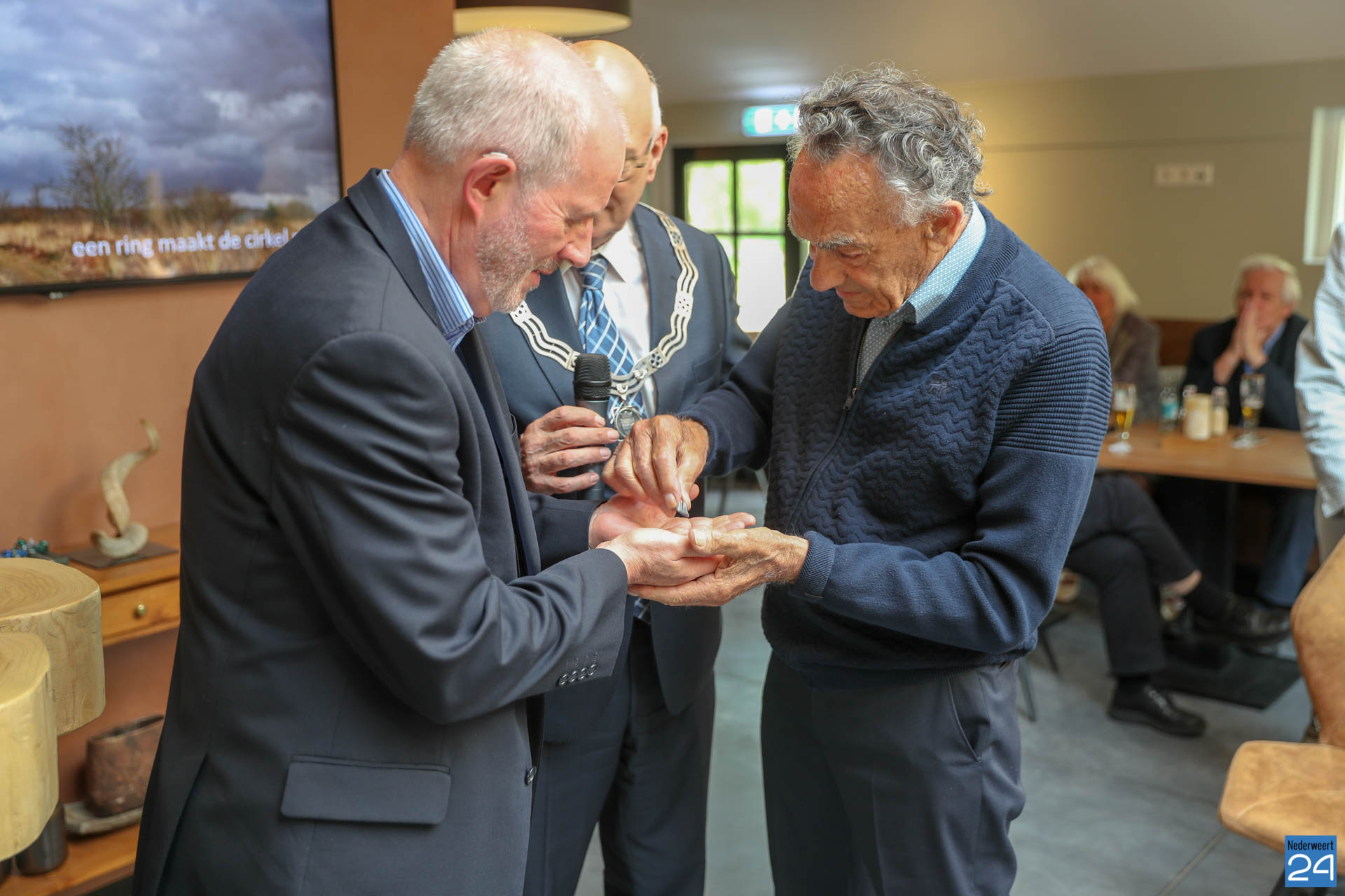 Harrie Vaes geeft zelfgemaakte ring van bommenwerper aan Graham Spence ...