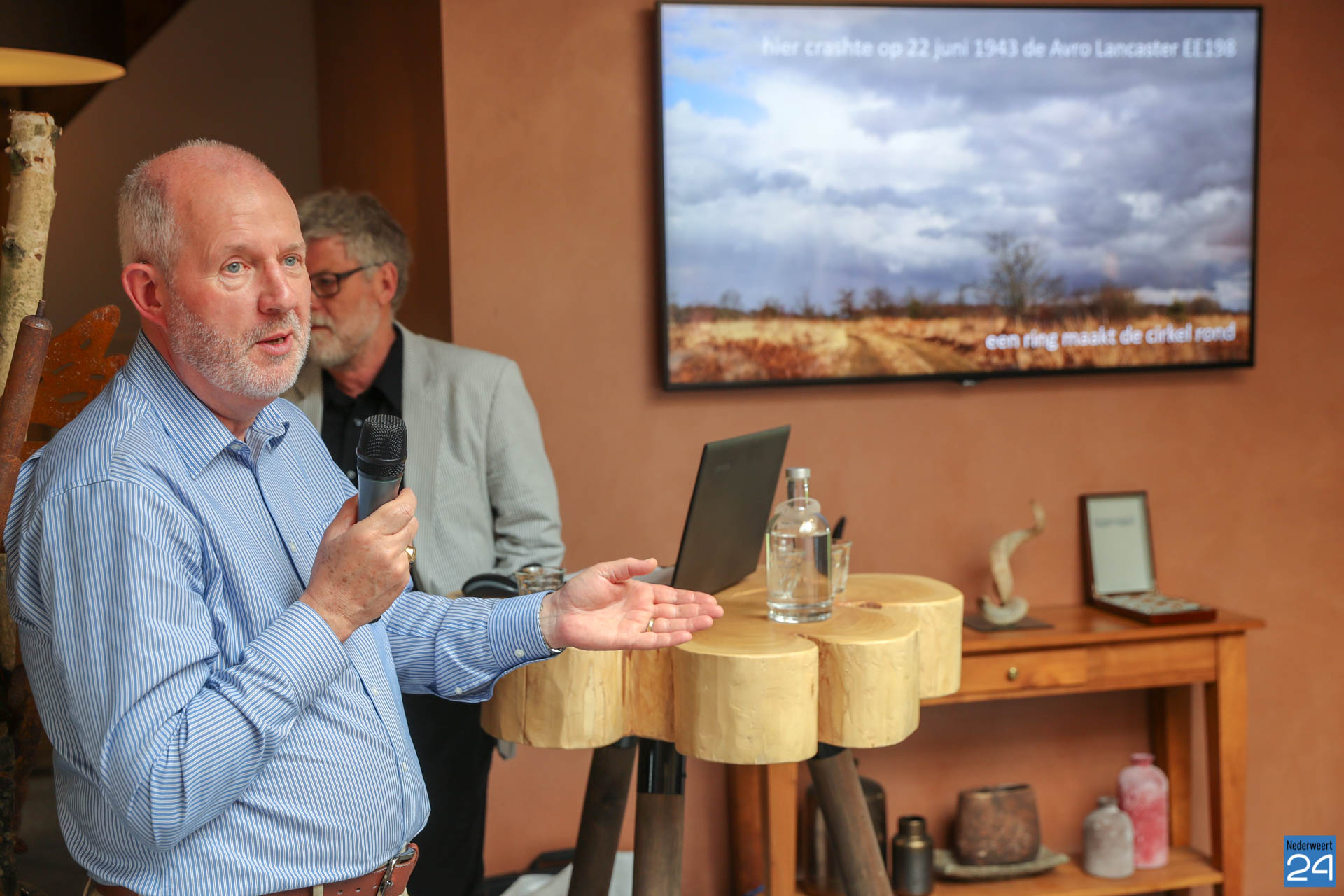 Harrie Vaes geeft zelfgemaakte ring van bommenwerper aan Graham Spence ...