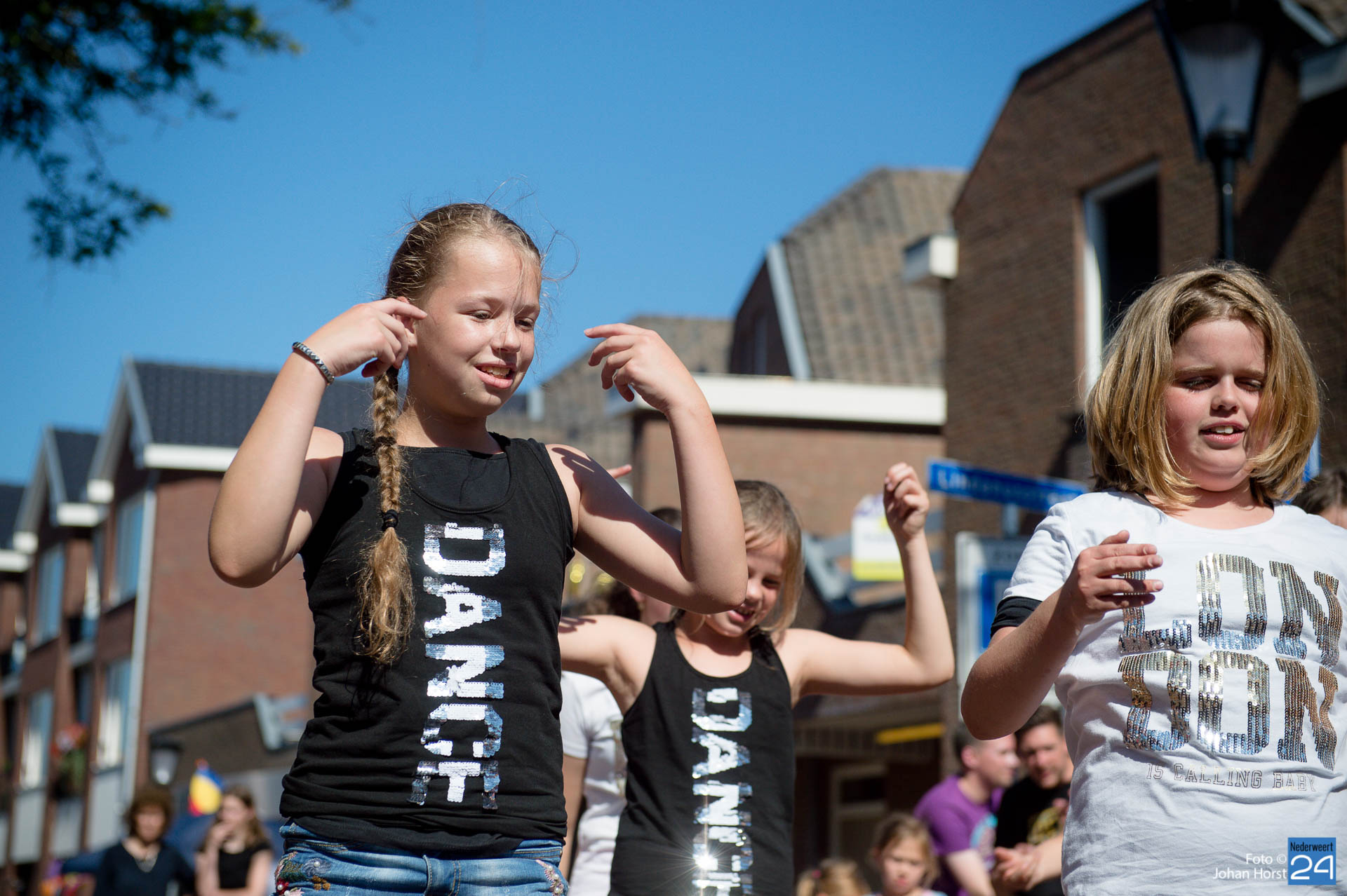 Schip ahoy in de Kinderstraat tijdens de braderie - Nederweert24
