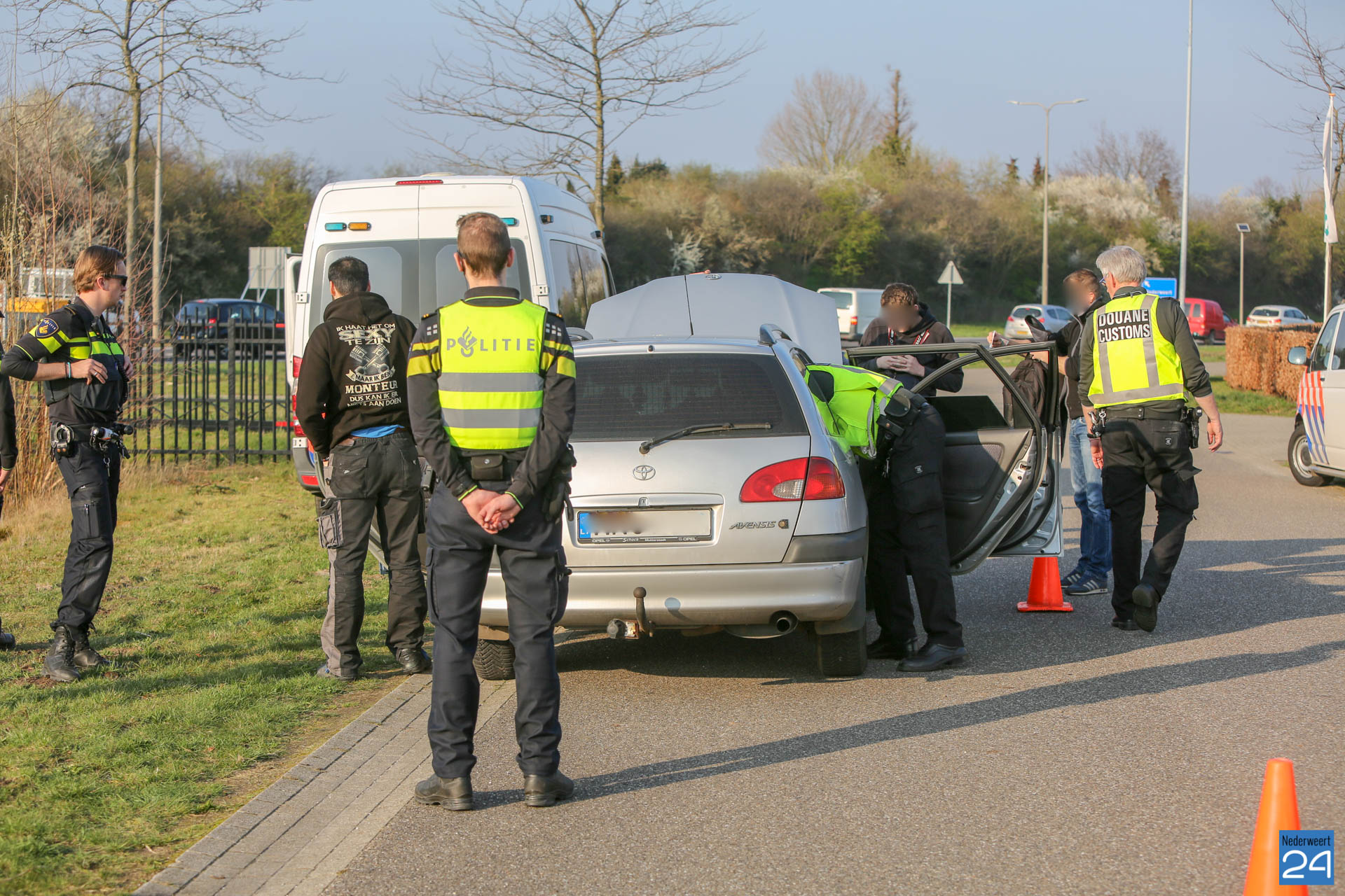 Grote verkeerscontrole door politie en douane in Nederweert (Foto's) - Nederweert24