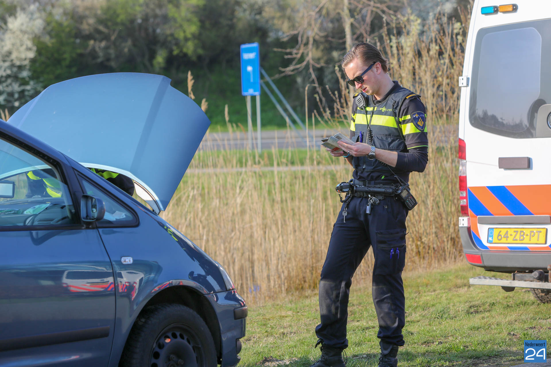 Grote verkeerscontrole door politie en douane in Nederweert (Foto's) - Nederweert24