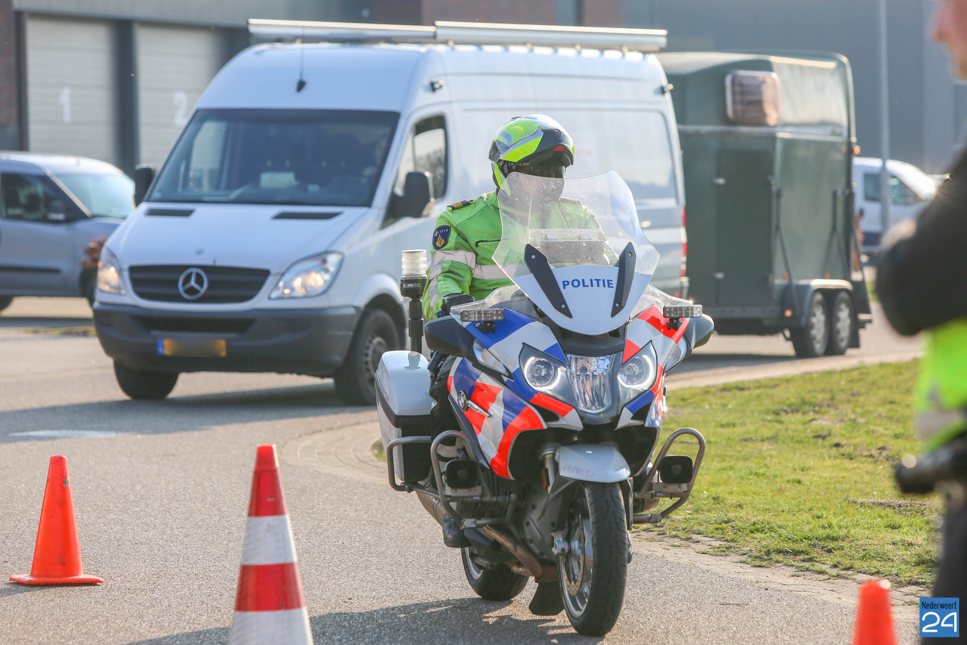 Grote verkeerscontrole door politie en douane in Nederweert (Foto's) - Nederweert24