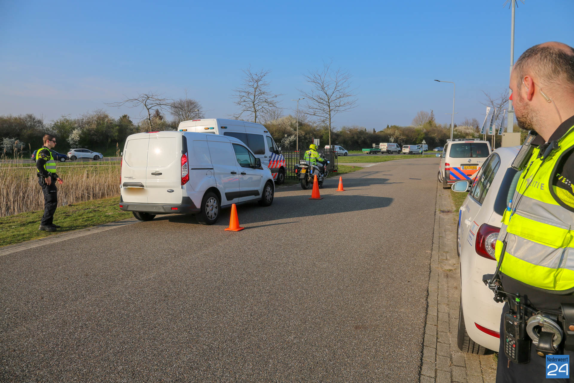Grote verkeerscontrole door politie en douane in Nederweert (Foto's) - Nederweert24