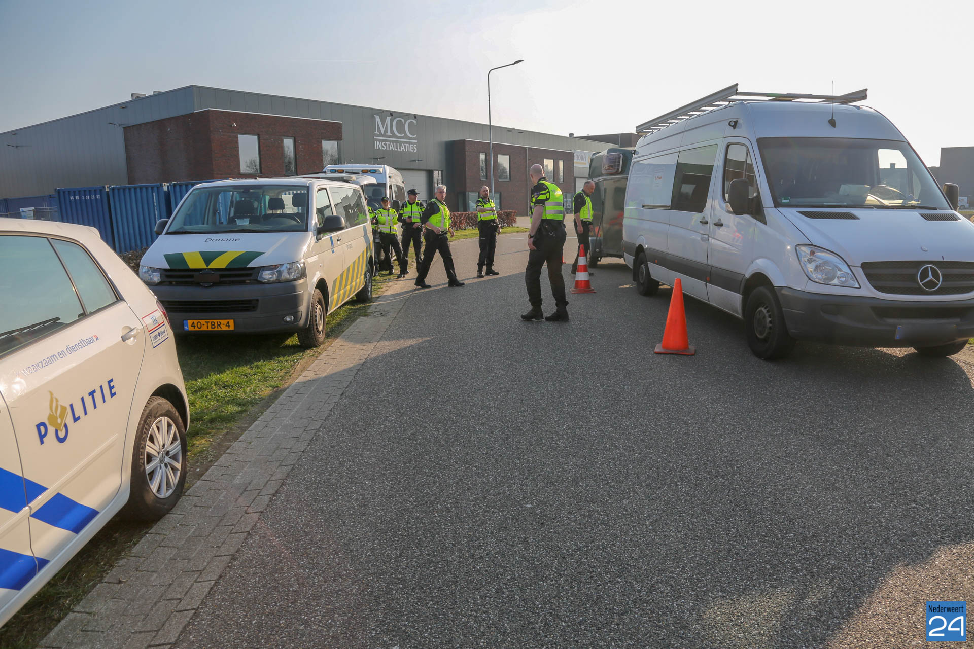 Grote verkeerscontrole door politie en douane in Nederweert (Foto's) - Nederweert24