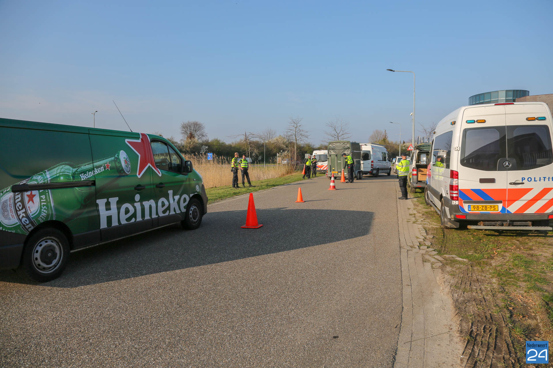 Grote verkeerscontrole door politie en douane in Nederweert (Foto's) - Nederweert24