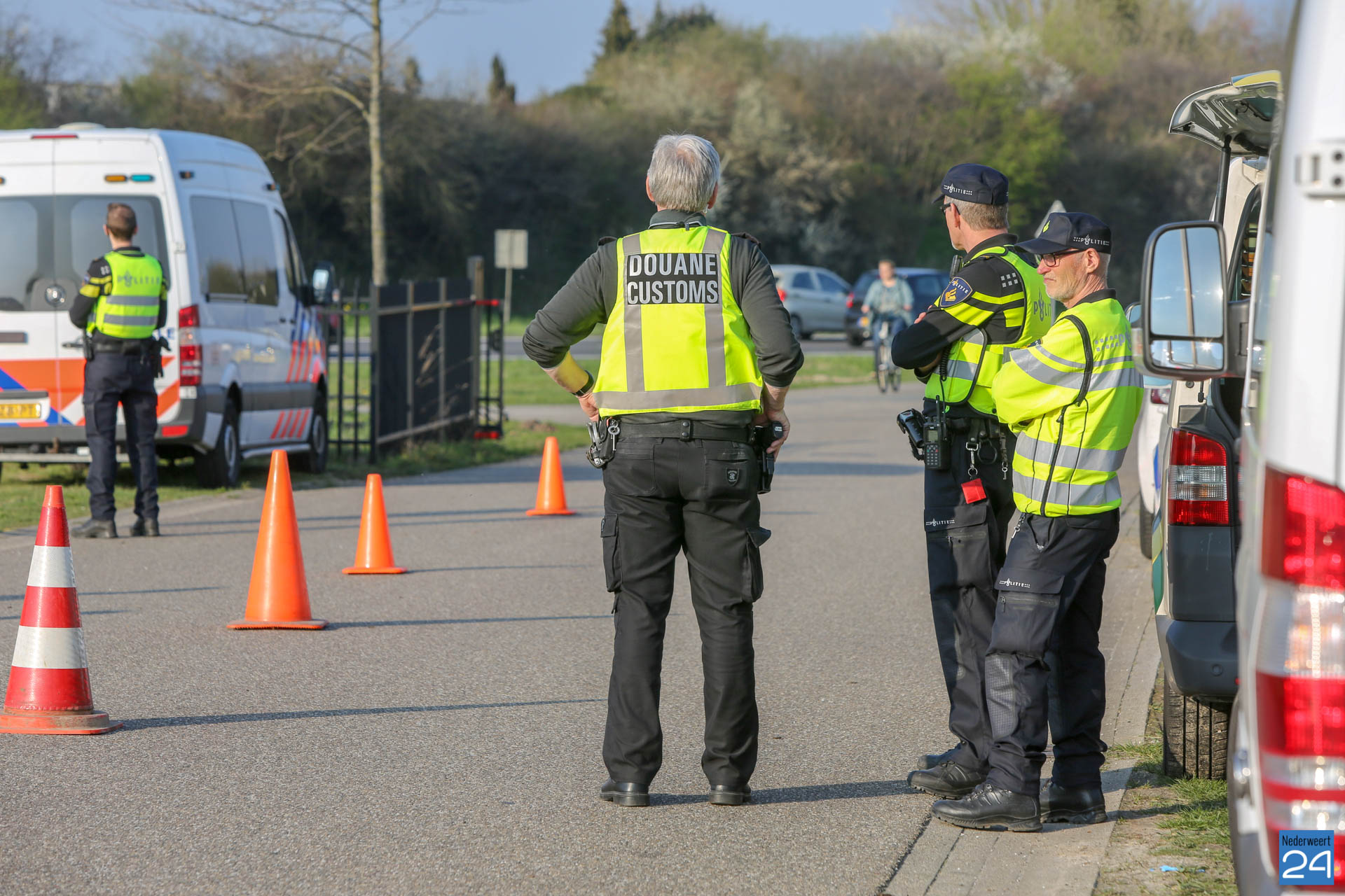 Grote verkeerscontrole door politie en douane in Nederweert (Foto's) - Nederweert24