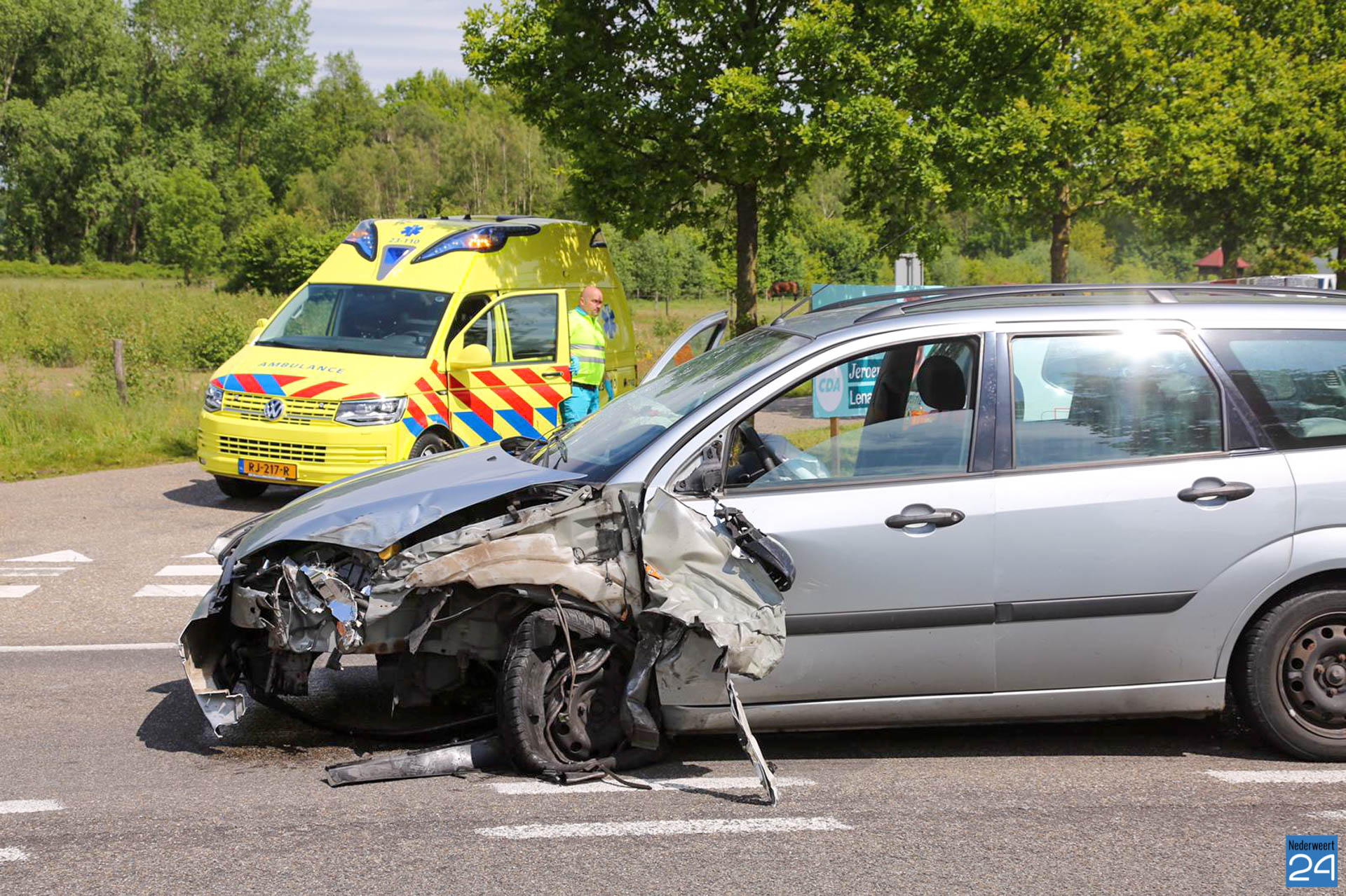 Frontale botsing, auto op zijkant bij Kelpen-Oler - Nederweert24