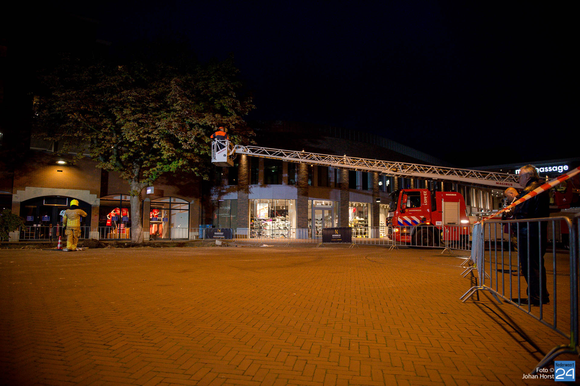 Brandweer kapt bomen Nieuwe Markt Weert (Foto's) - Nederweert24