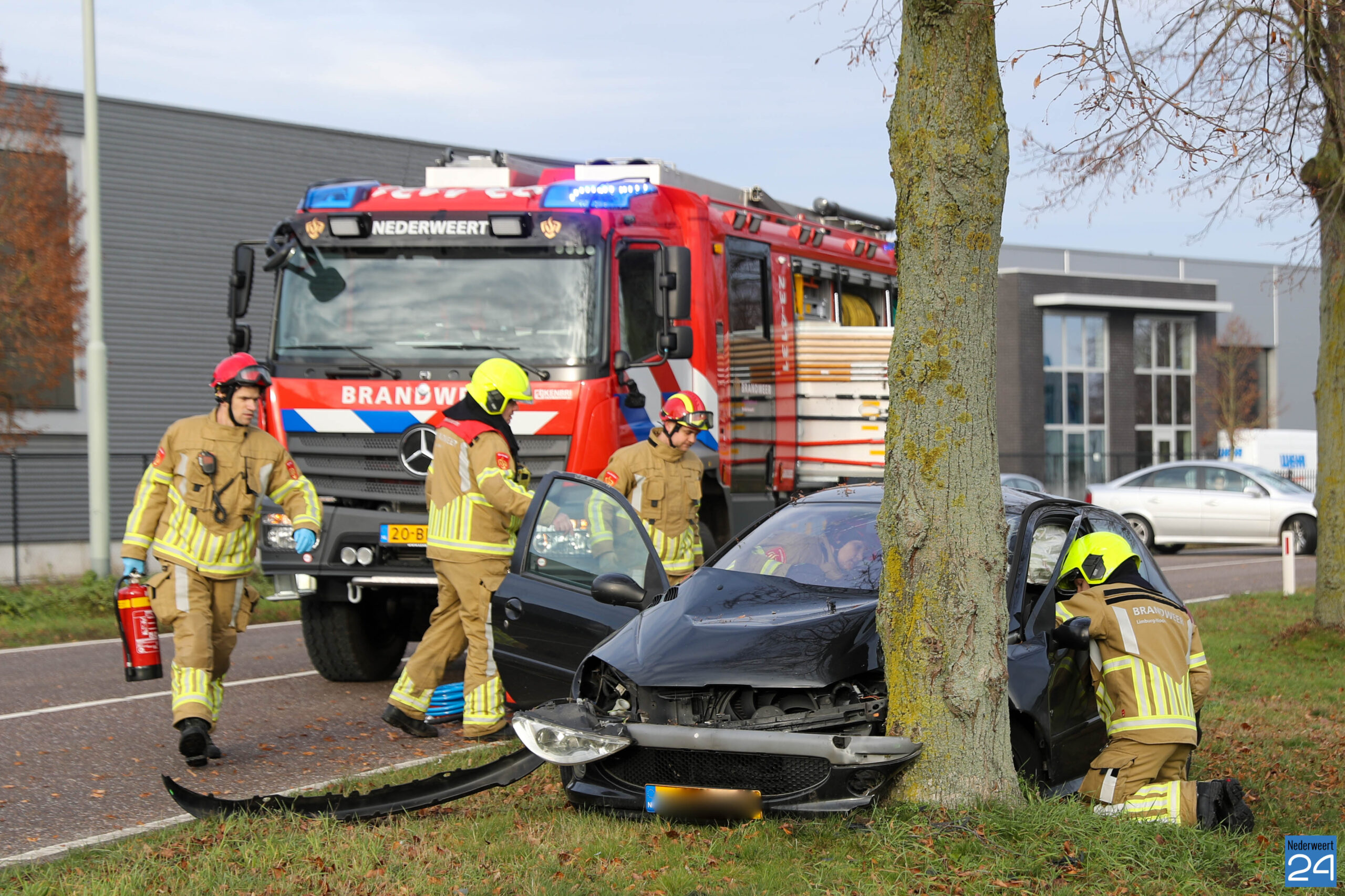 Auto tegen boom op Pannenweg Nederweert, bestuurder door brandweer bevrijdt (Foto's) - Nederweert24