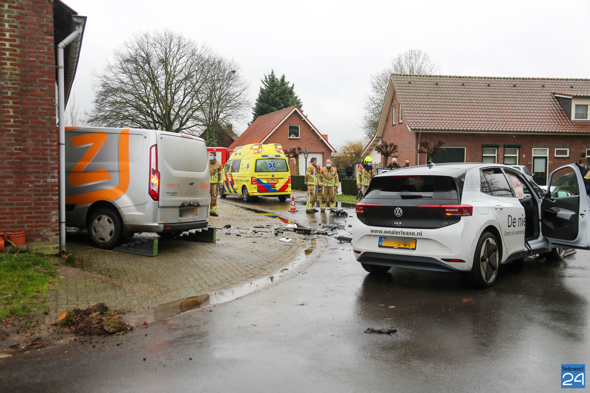 Enorme ravage bij ongeval, busje belandt in schuur - Nederweert24