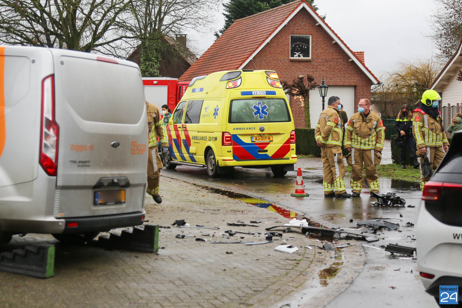 Enorme ravage bij ongeval, busje belandt in schuur - Nederweert24