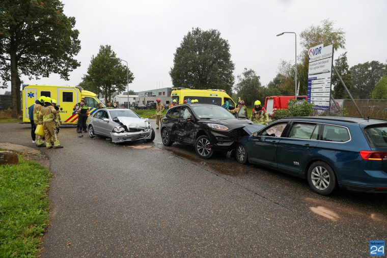 Drie auto's botsen op Oude Graaf Weert - Nederweert24