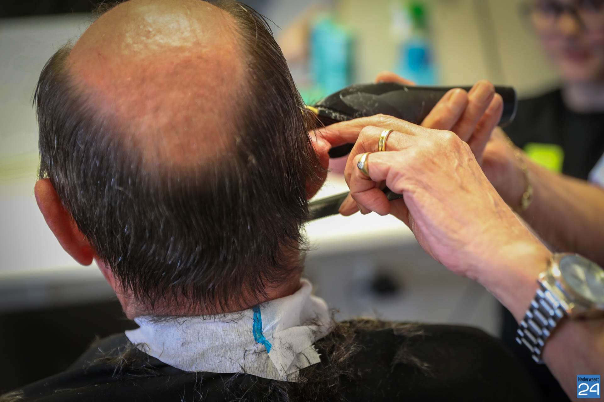 Ospelse kapper Koos Hermans stopt na 62 jaar knippen - Nederweert24