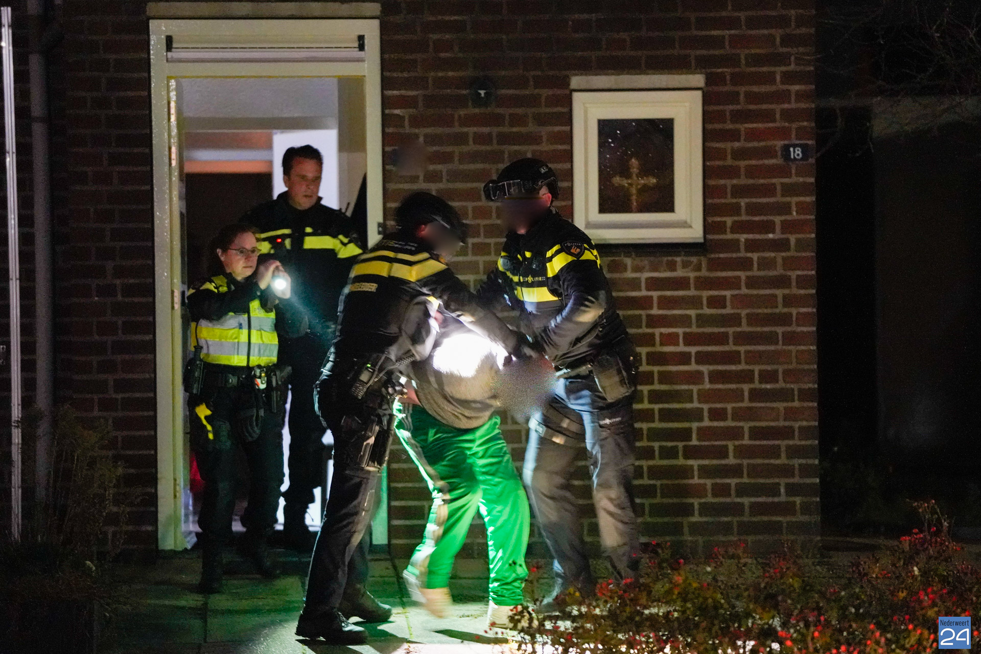 Verwarde man zet buurt op stelten in Ospel, politie zet taser en hond ...