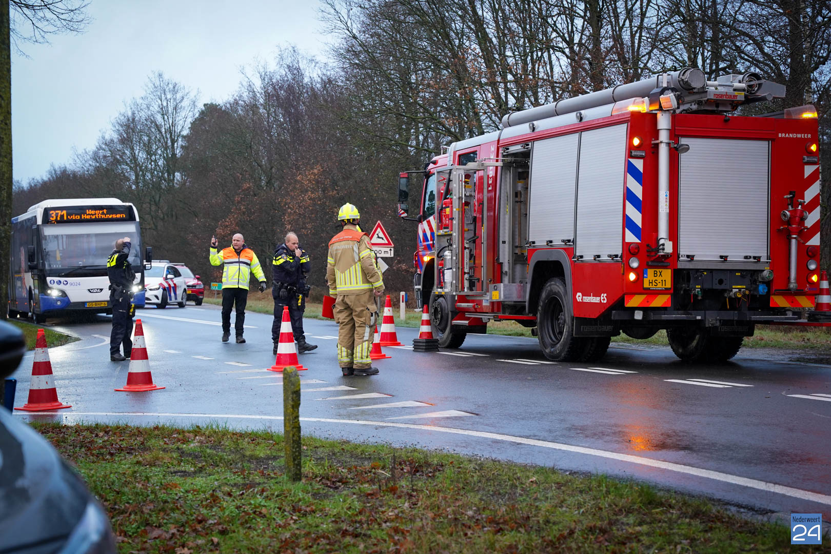 Vrachtwagen raakt van de weg en botst tegen boom, Meijelseweg afgesloten - Nederweert24