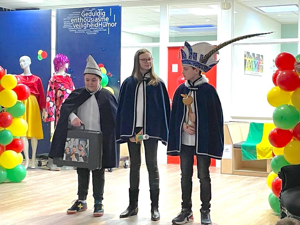 Prins Dillan, Prinses Britt en adjudant Linz van IKC de Bongerd - Nederweert24