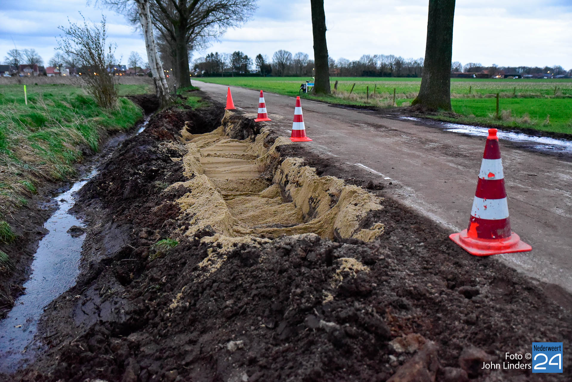 Moostdijk nog altijd dicht, bodemvervuiling na ongeval met vrachtwagen ...