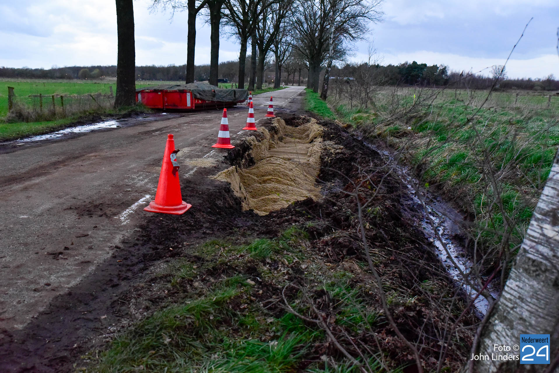 Moostdijk nog altijd dicht, bodemvervuiling na ongeval met vrachtwagen ...