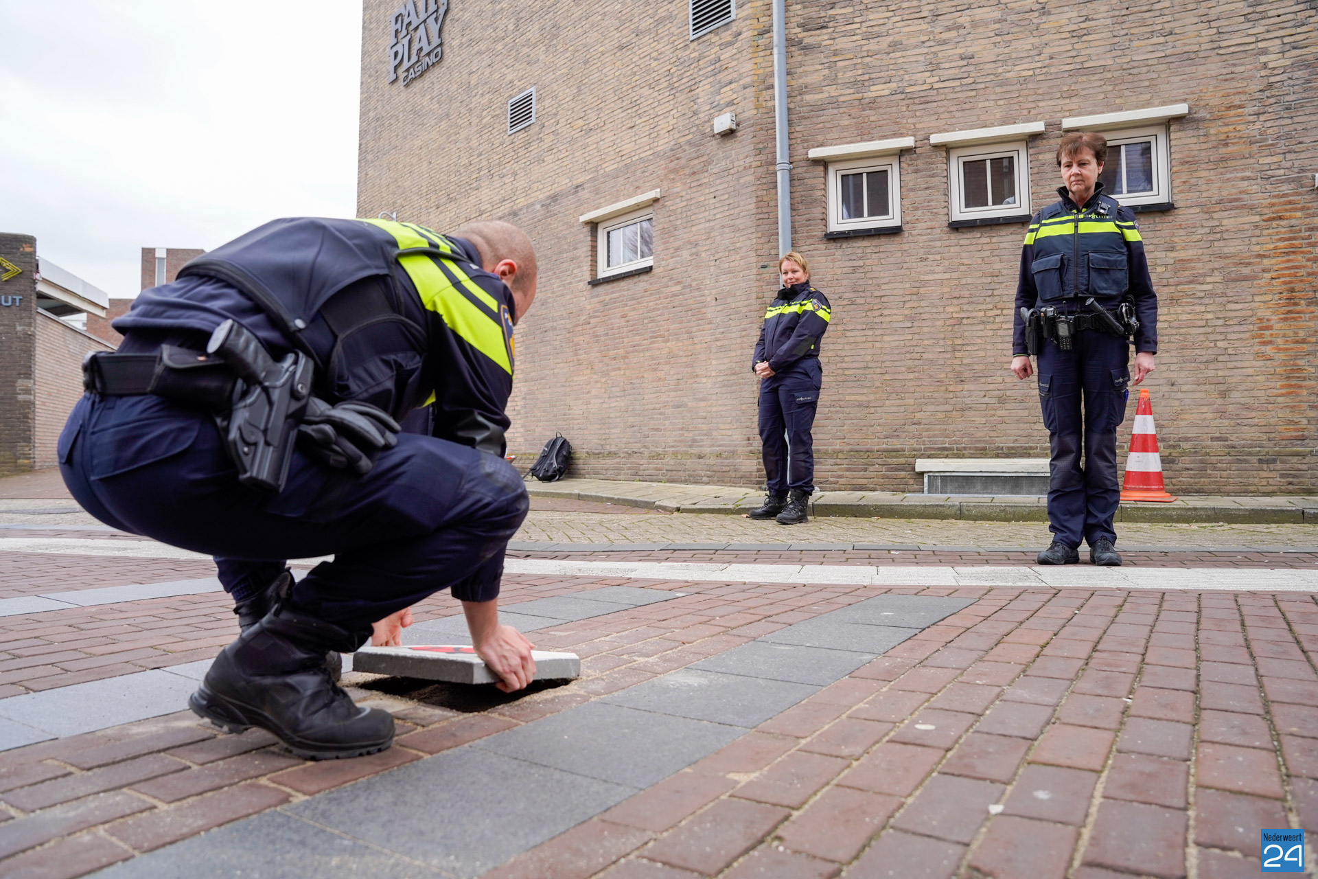 Martijn werd met een wijnfles geslagen, hij plaatst nu een tegeltje ...