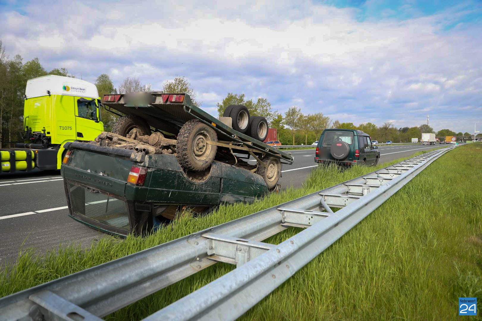 Aanhangwagen, geladen met auto, belandt op de kop op snelweg A2 ...