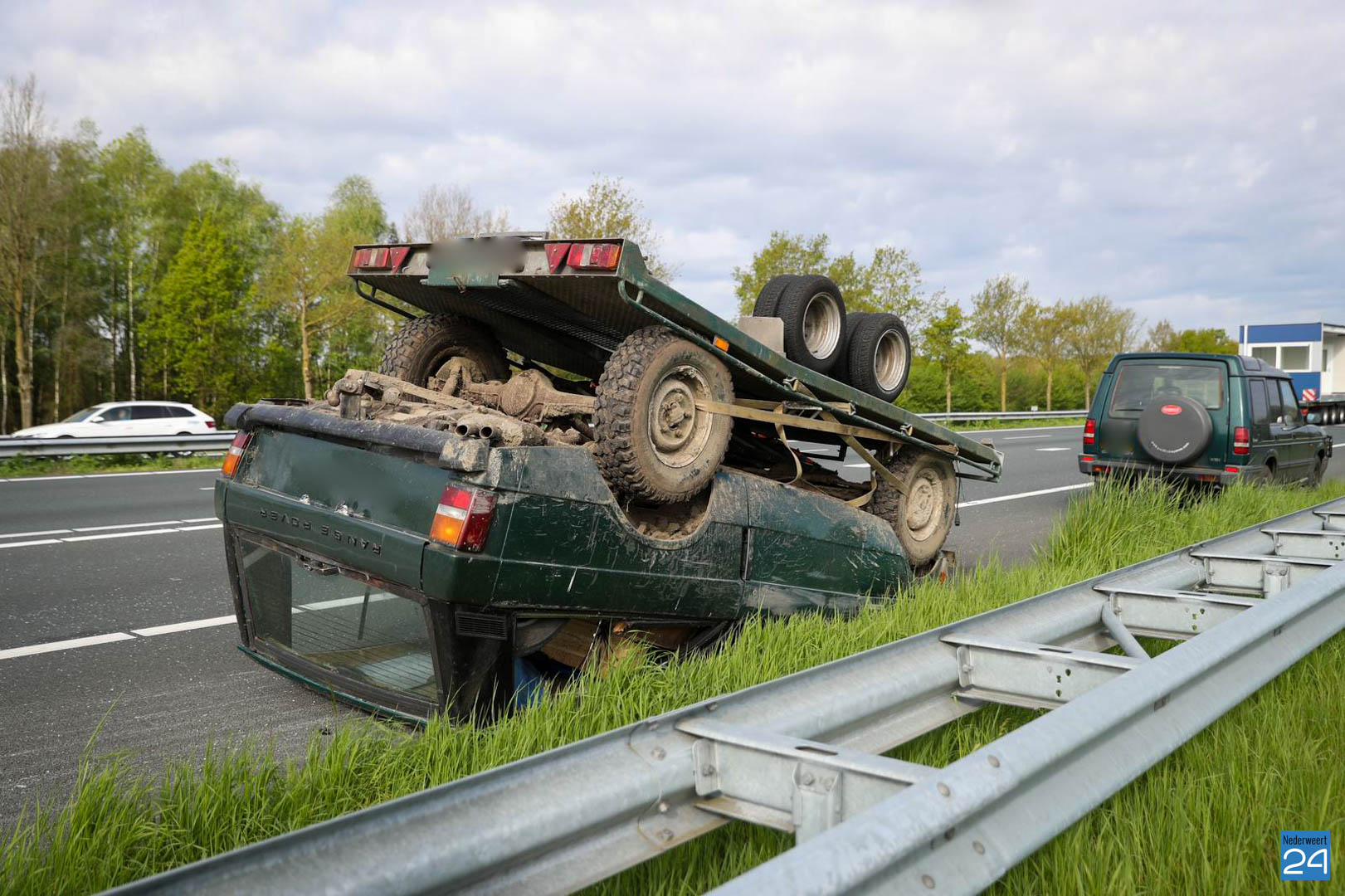 Aanhangwagen, geladen met auto, belandt op de kop op snelweg A2 ...