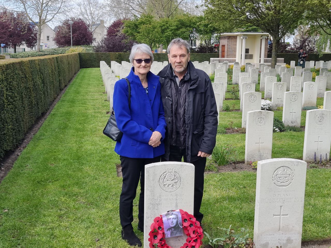 Familieleden van Joseph Newton Bennison bezoeken graf op Britse ...