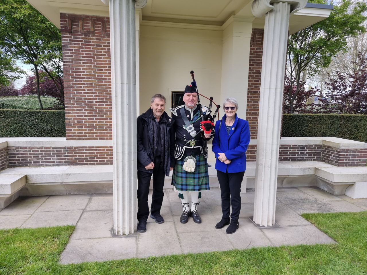 Familieleden van Joseph Newton Bennison bezoeken graf op Britse ...