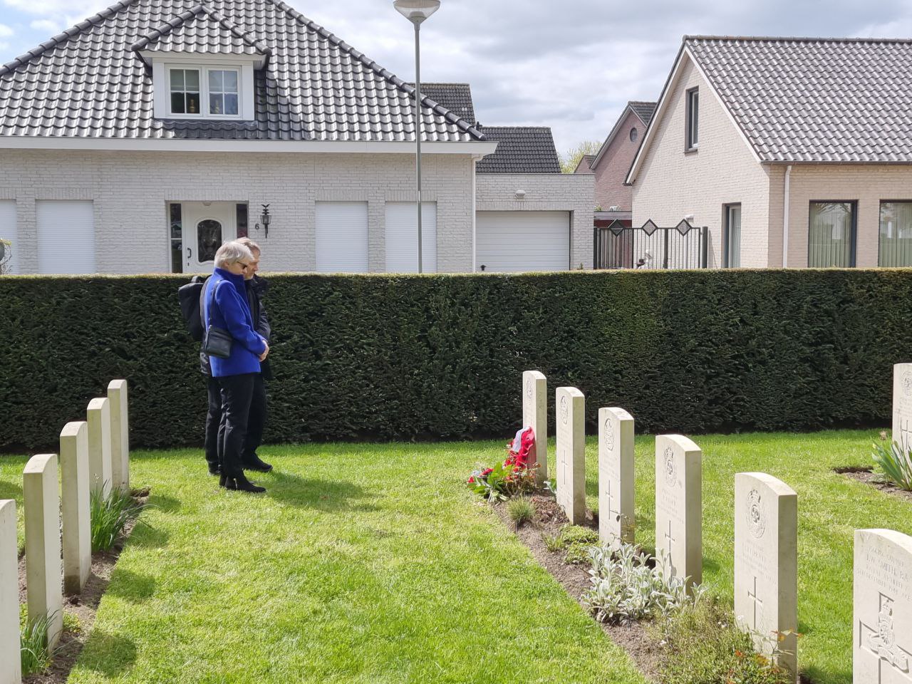 Familieleden van Joseph Newton Bennison bezoeken graf op Britse ...