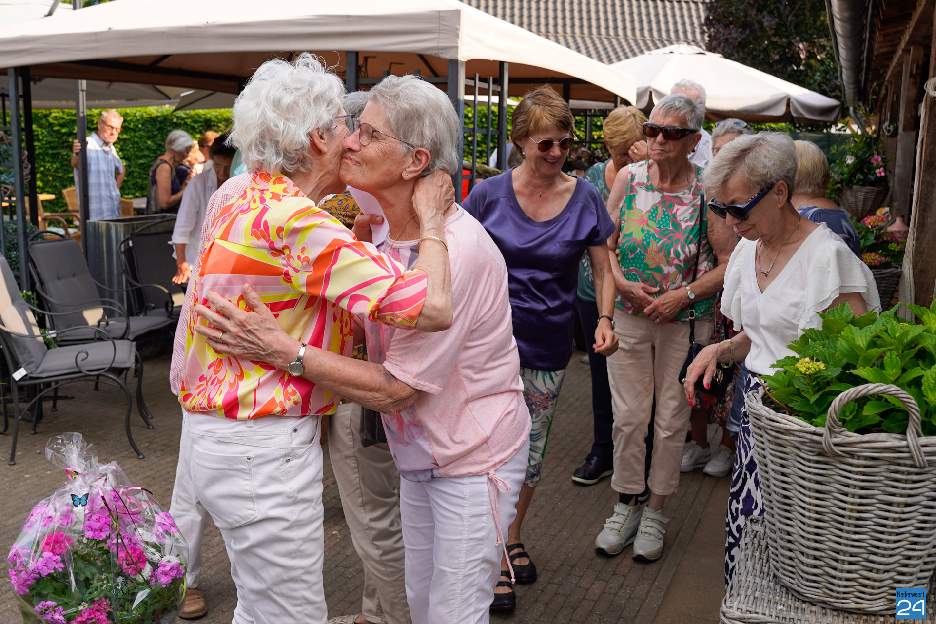 Nelly Rulkens krijgt gouden speld Zonnebloem voor 40 jaar ...