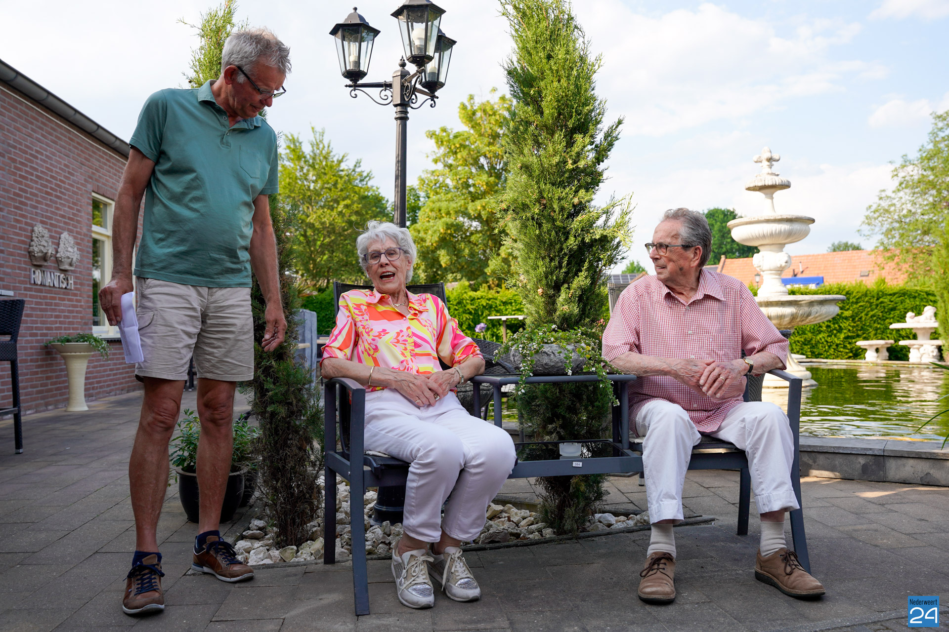 Nelly Rulkens krijgt gouden speld Zonnebloem voor 40 jaar ...