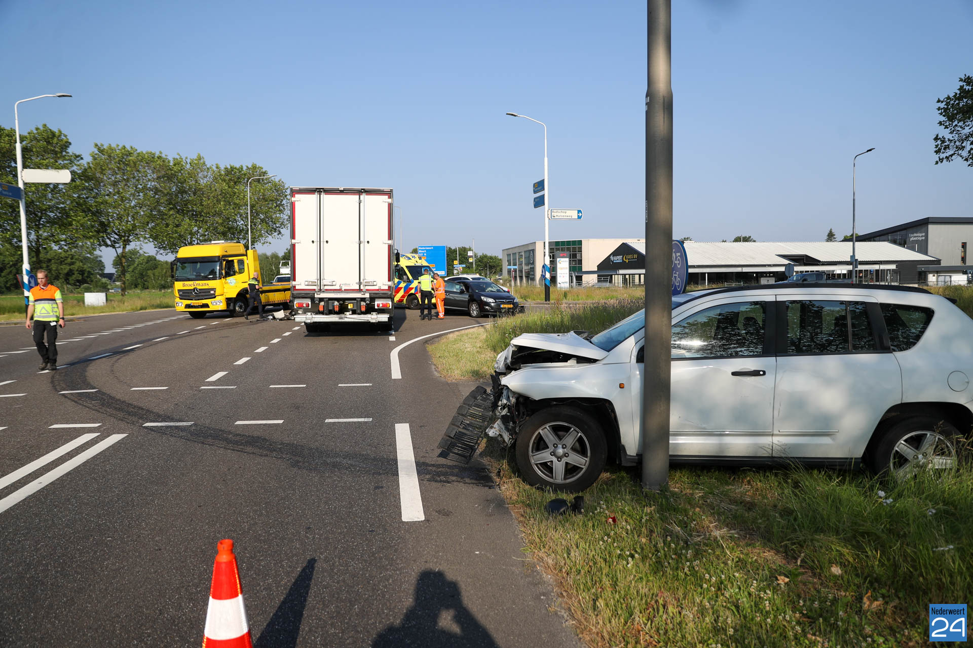 Grote verkeersopstopping na botsing tussen auto's en vrachtwagen op Randweg Zuid in Nederweert ...