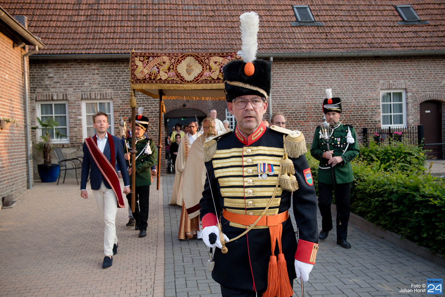 Sacramentsprocessie trekt door centrum van Weert onder begeleiding van ...