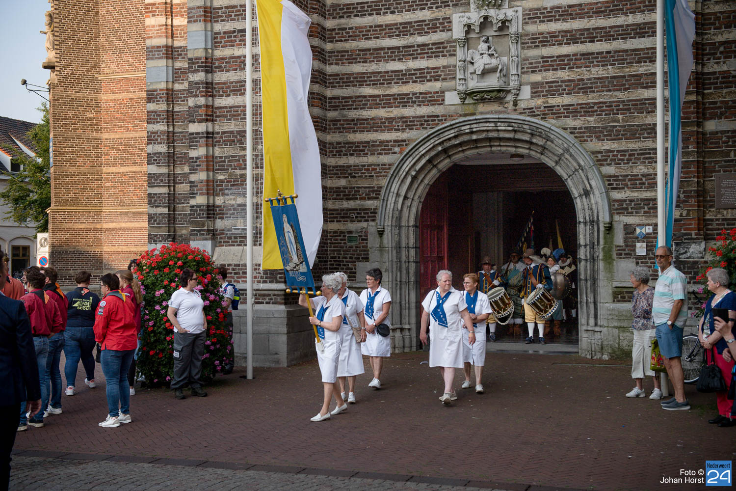 Sacramentsprocessie trekt door centrum van Weert onder begeleiding van ...